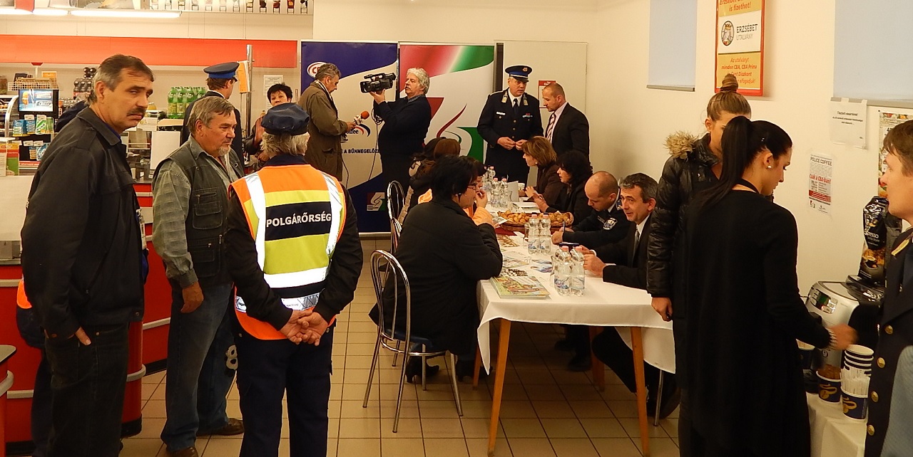 Rendőrökkel lehetett kávézni és pogácsázni a kunszentmártoni CBA-ban